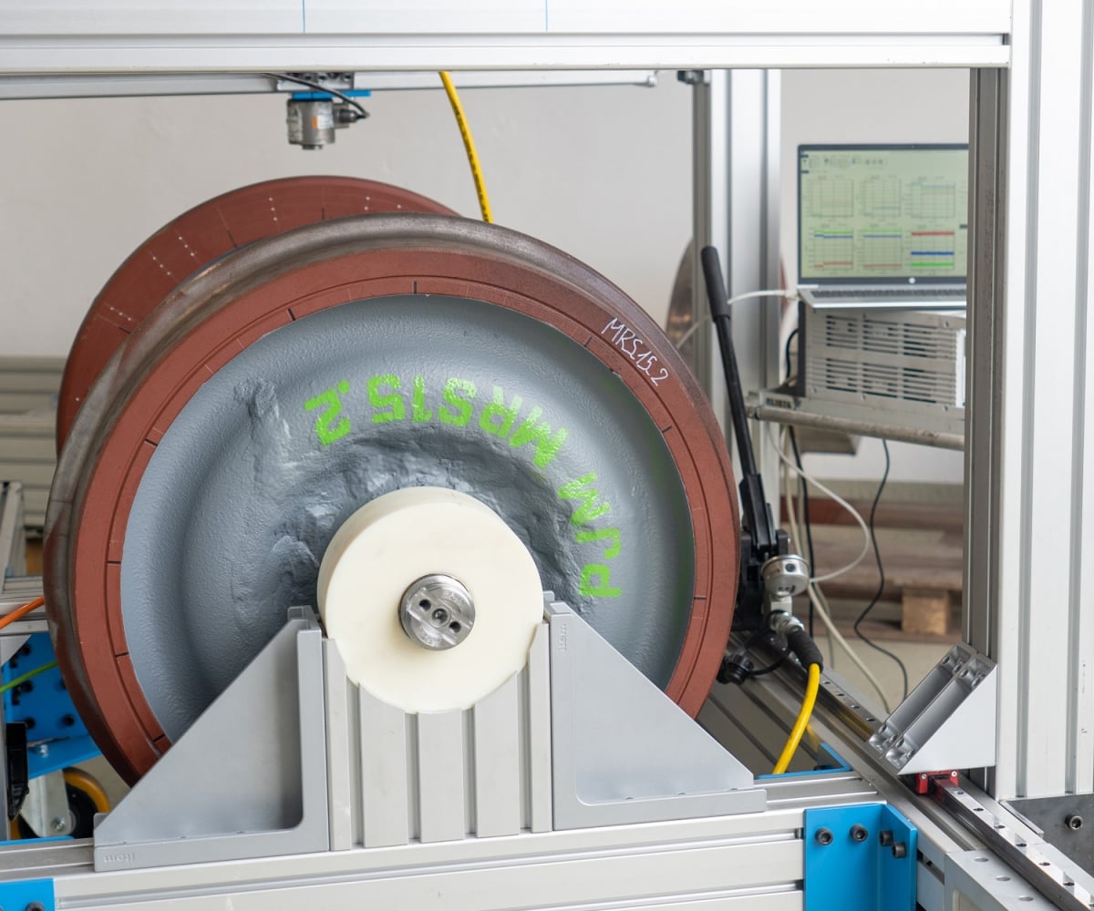 Mobile calibration test rig for instrumented wheelsets - PJM EN